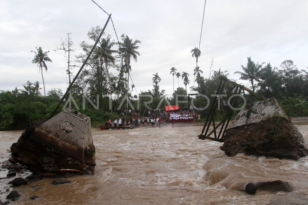 JEMBATAN RUSAK AKIBAT BANJIR | ANTARA Foto