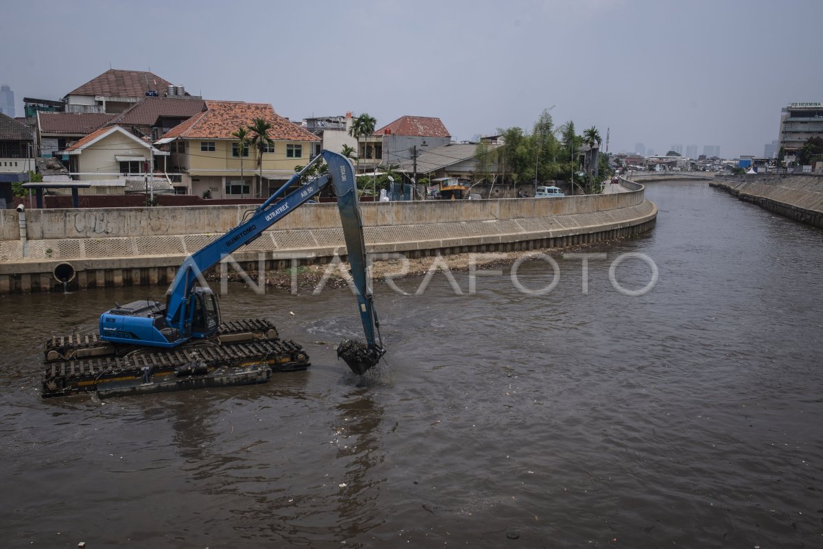NORMALISASI SUNGAI CILIWUNG | ANTARA Foto