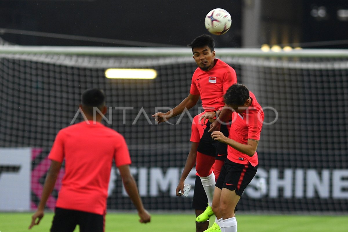 LATIHAN TIMNAS SINGAPURA | ANTARA Foto LATIHAN TIMNAS SINGAPURA | ANTARA Foto