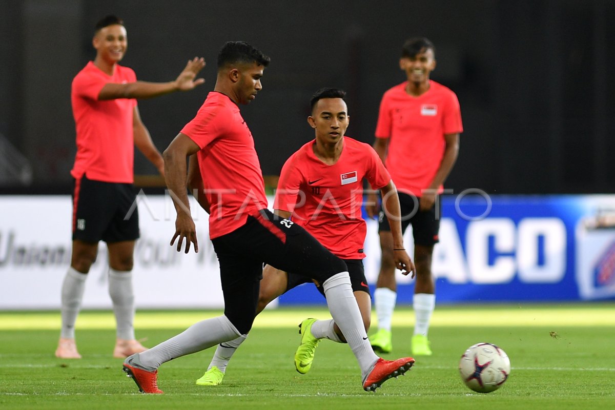 LATIHAN TIMNAS SINGAPURA | ANTARA Foto LATIHAN TIMNAS SINGAPURA | ANTARA Foto