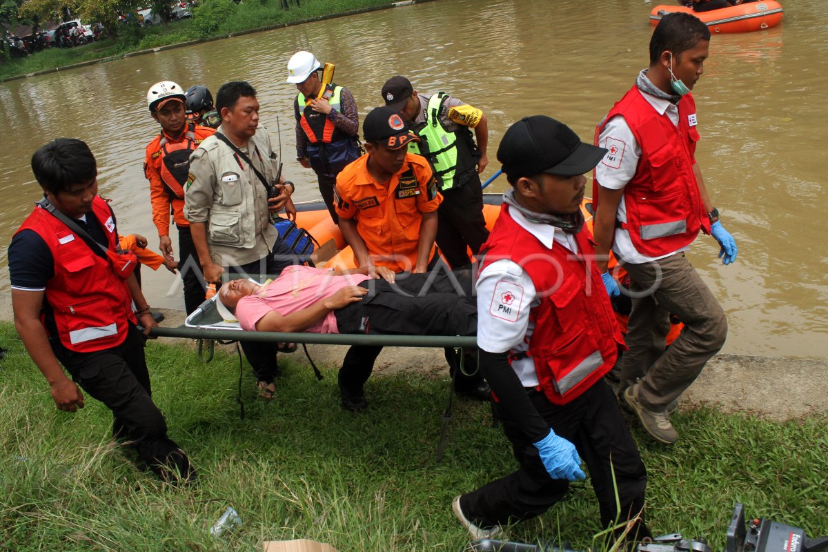 SIMULASI PENANGANAN BENCANA BANJIR | ANTARA Foto