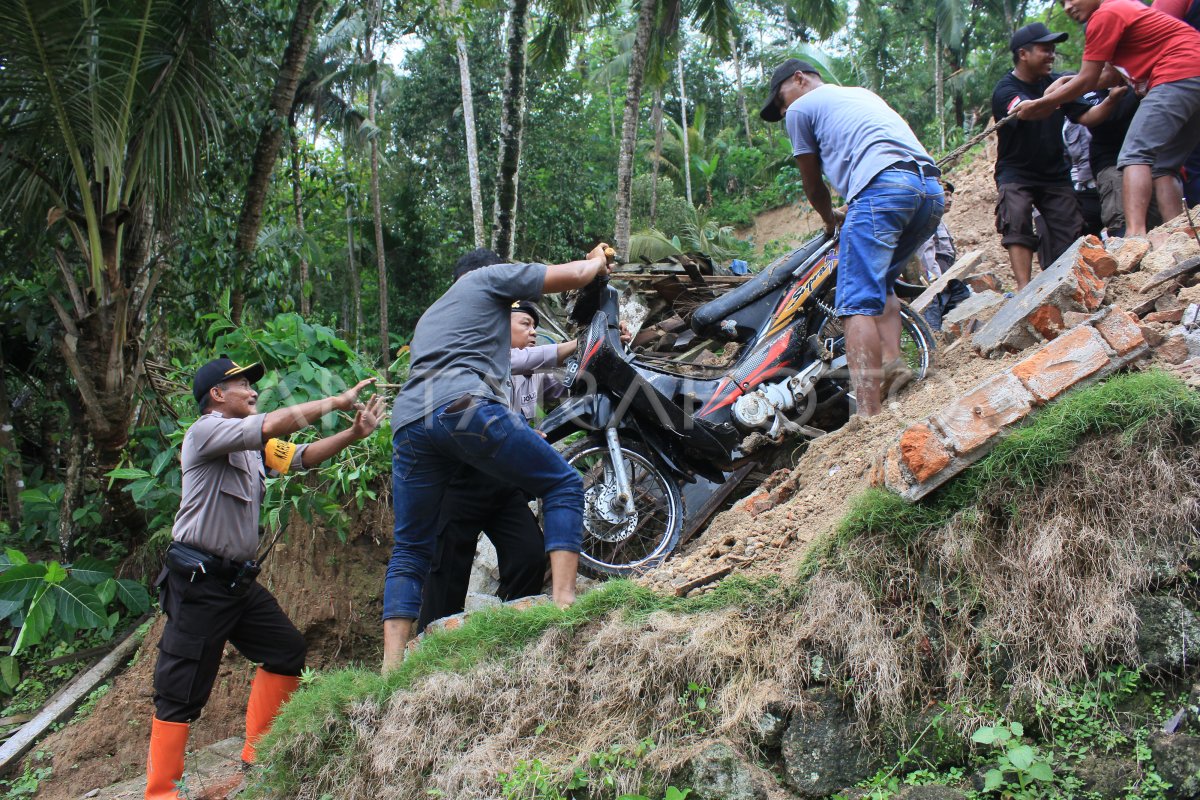 BANJIR BANDANG DAN TANAH LONGSOR DI PACITAN | ANTARA Foto
