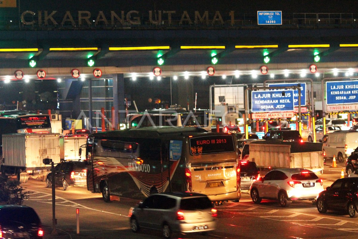 ARUS KENDARAAN DI GERBANG TOL CIKARANG UTAMA | ANTARA Foto