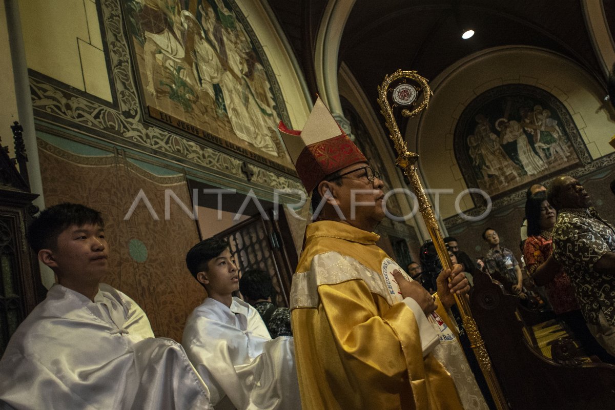 MISA NATAL DI GEREJA KATEDRAL | ANTARA Foto MISA NATAL DI GEREJA KATEDRAL | ANTARA Foto