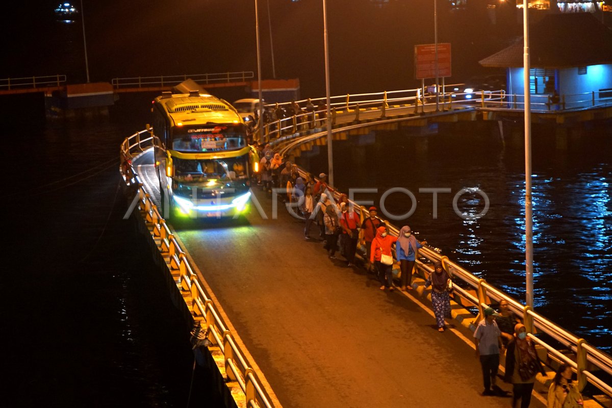 PENUMPANG MENYEBERANG MELALUI PELABUHAN KETAPANG | ANTARA Foto PENUMPANG MENYEBERANG MELALUI PELABUHAN KETAPANG | ANTARA Foto