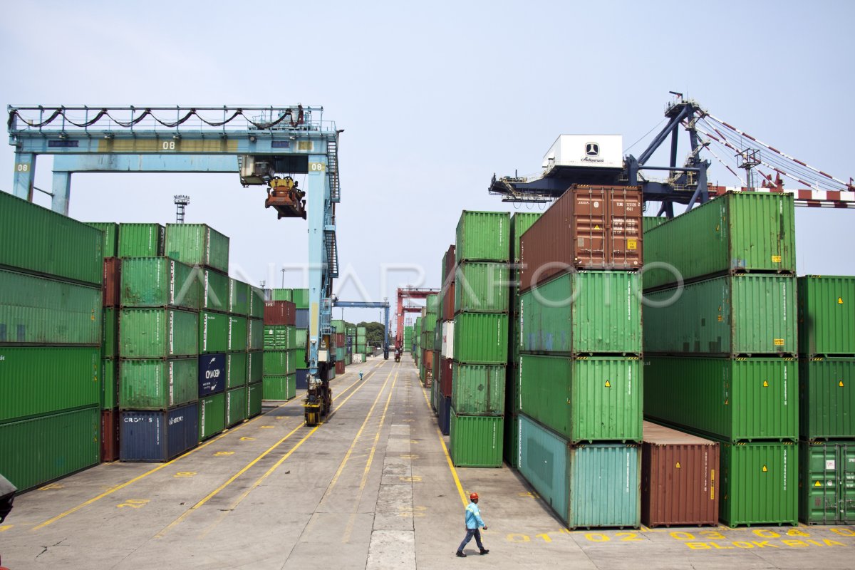 HASIL EKSPOR SDA DISIMPAN DI BANK LOKAL | ANTARA Foto