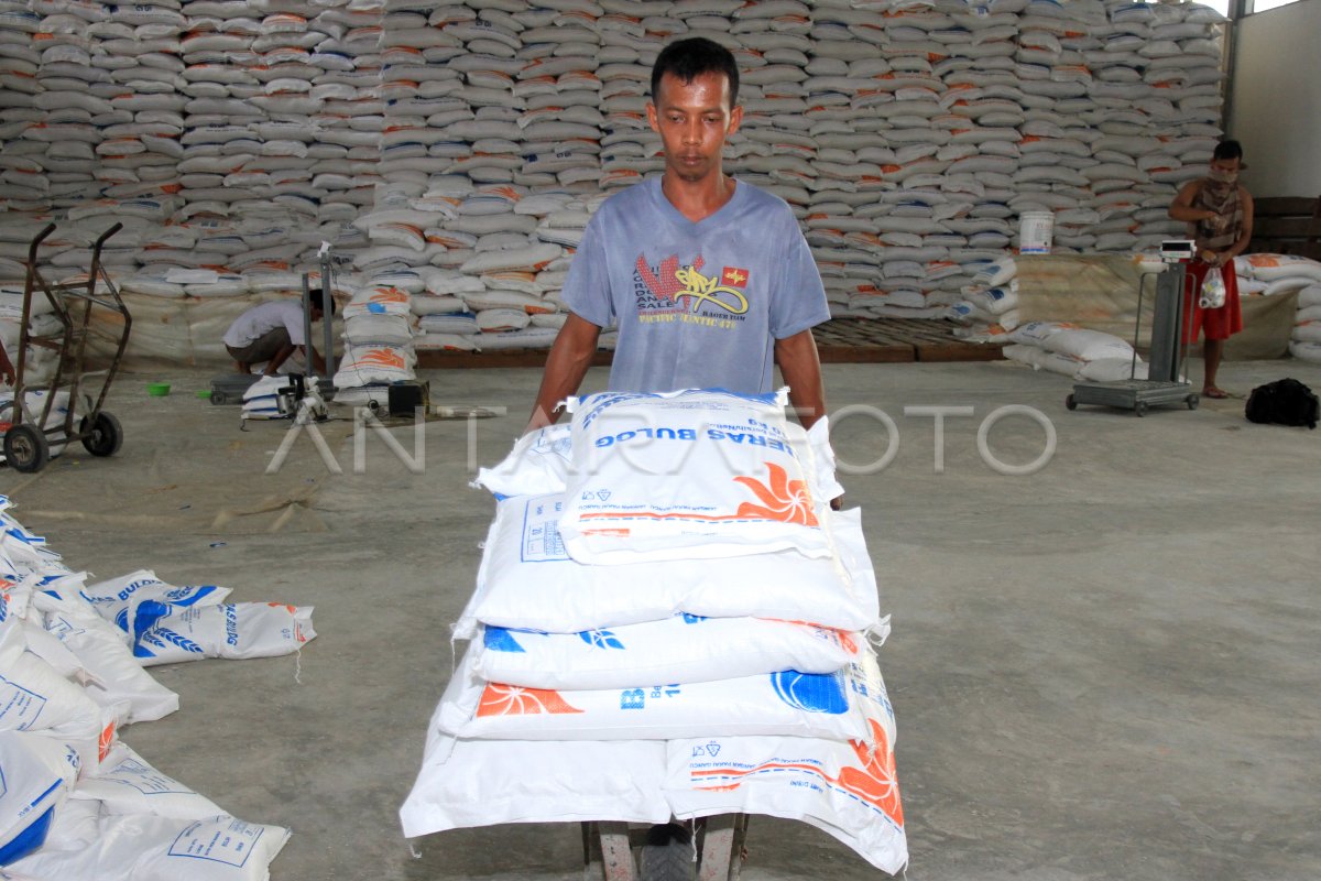 STOK BERAS BULOG MEULABOH | ANTARA Foto
