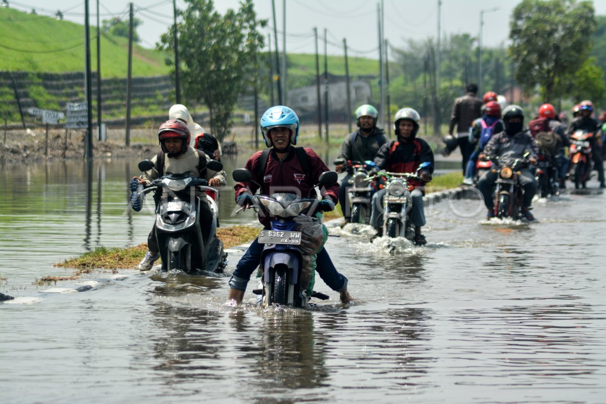 MOTOR MOGOK KARENA BANJIR DI PORONG | ANTARA Foto