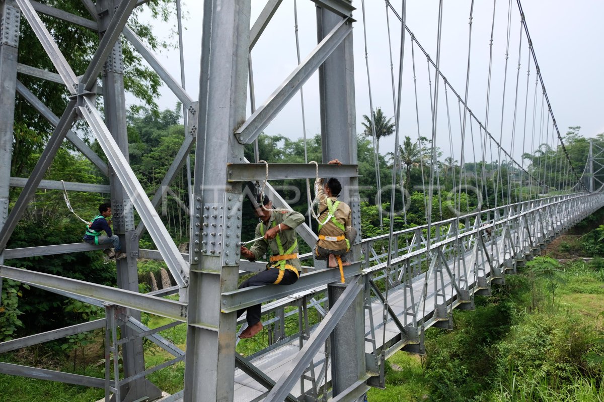 PERAWATAN JEMBATAN GANTUNG | ANTARA Foto