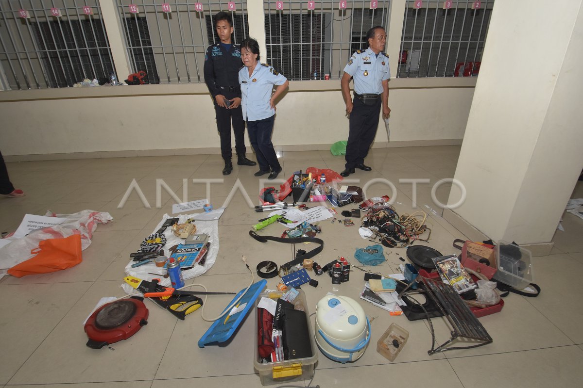 PENGGELEDAHAN DI LAPAS KEROBOKAN | ANTARA Foto PENGGELEDAHAN DI LAPAS KEROBOKAN | ANTARA Foto