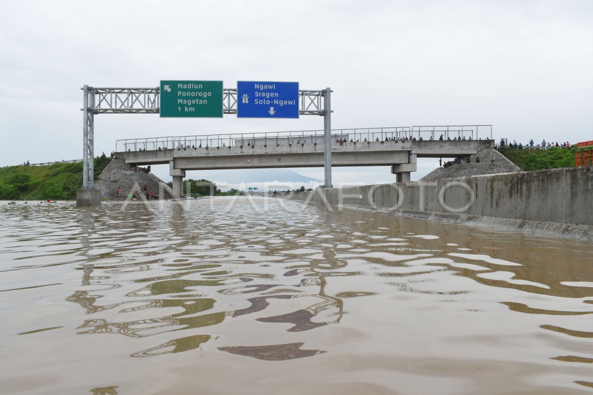 JALAN TOL TERENDAM BANJIR | ANTARA Foto