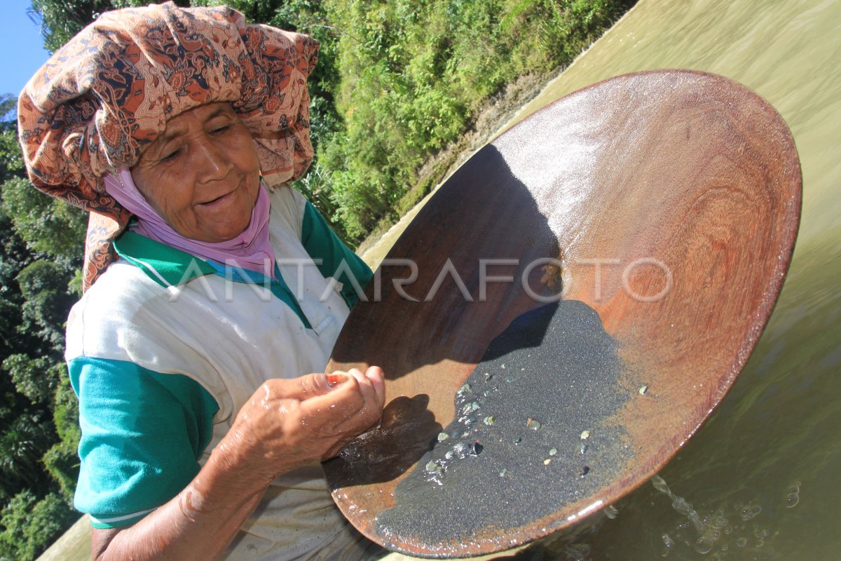 MENDULANG EMAS DI ALIRAN SUNGAI | ANTARA Foto MENDULANG EMAS DI ALIRAN SUNGAI | ANTARA Foto