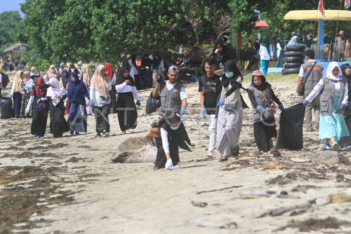 AKSI MEMBERSIHKAN SAMPAH DI PANTAI | ANTARA Foto