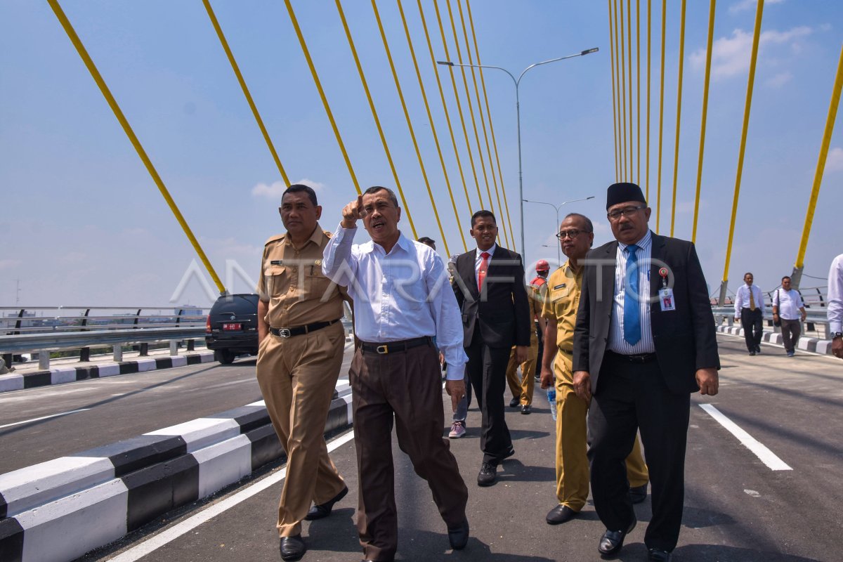 PENGOPERASIAN JEMBATAN SIAK IV PEKANBARU | ANTARA Foto PENGOPERASIAN JEMBATAN SIAK IV PEKANBARU | ANTARA Foto