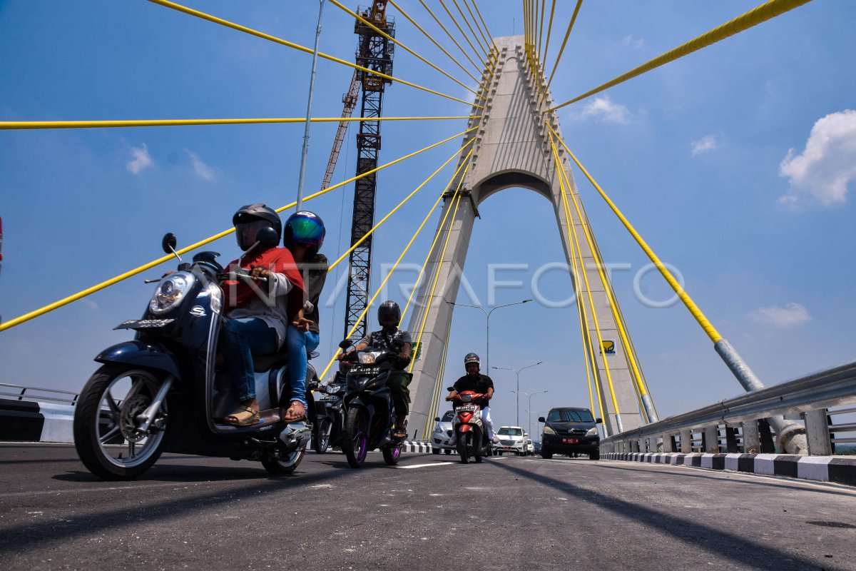 PENGOPERASIAN JEMBATAN SIAK IV PEKANBARU | ANTARA Foto PENGOPERASIAN JEMBATAN SIAK IV PEKANBARU | ANTARA Foto