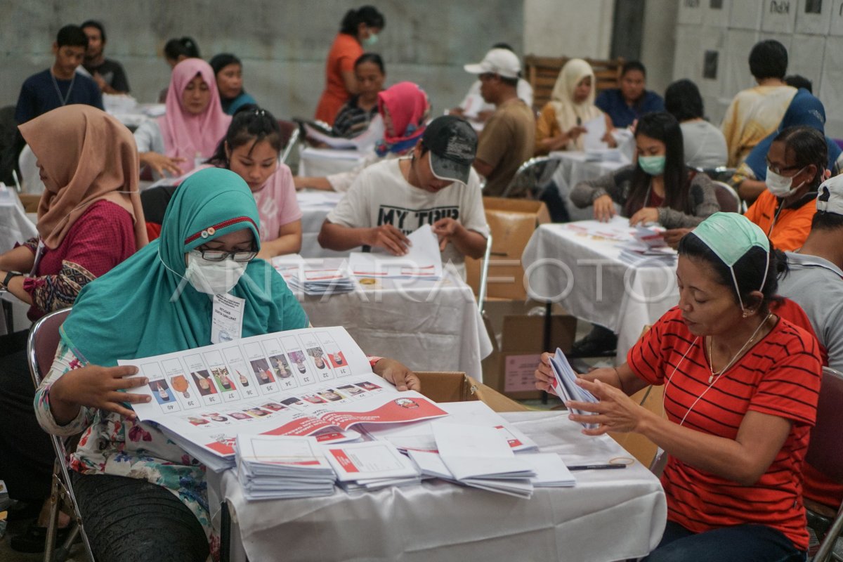 PELIPATAN SURAT SUARA KPU SOLO | ANTARA Foto PELIPATAN SURAT SUARA KPU SOLO | ANTARA Foto