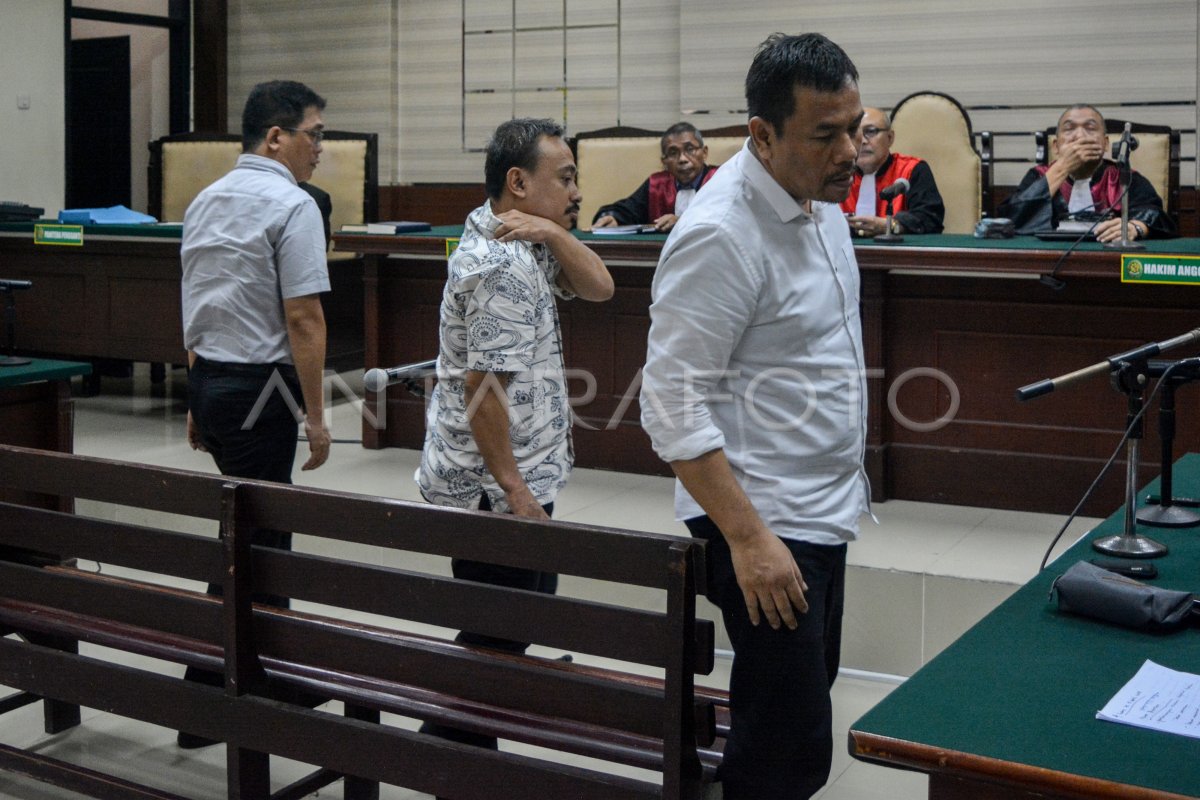 PUTUSAN KASUS SUAP MANTAN BUPATI MOJOKERTO | ANTARA Foto PUTUSAN KASUS SUAP MANTAN BUPATI MOJOKERTO | ANTARA Foto