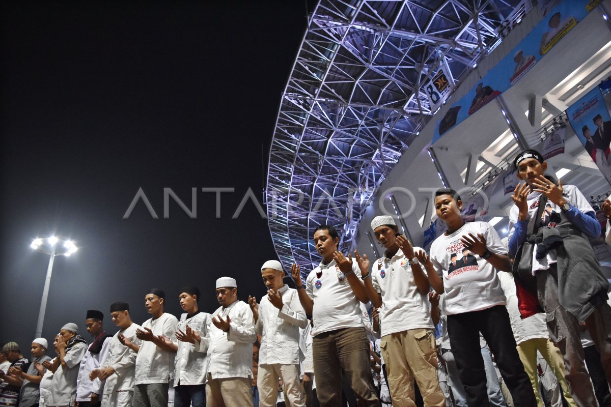 SALAT SUBUH BERJAMAAH PENDUKUNG PRABOWO-SANDI | ANTARA Foto SALAT SUBUH BERJAMAAH PENDUKUNG PRABOWO-SANDI | ANTARA Foto