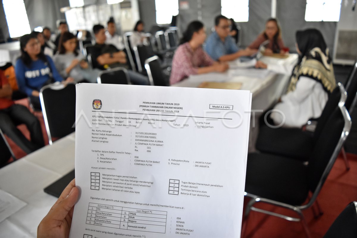 PENGURUSAN FORMULIR A5 PEMILU 2019 | ANTARA Foto PENGURUSAN FORMULIR A5 PEMILU 2019 | ANTARA Foto