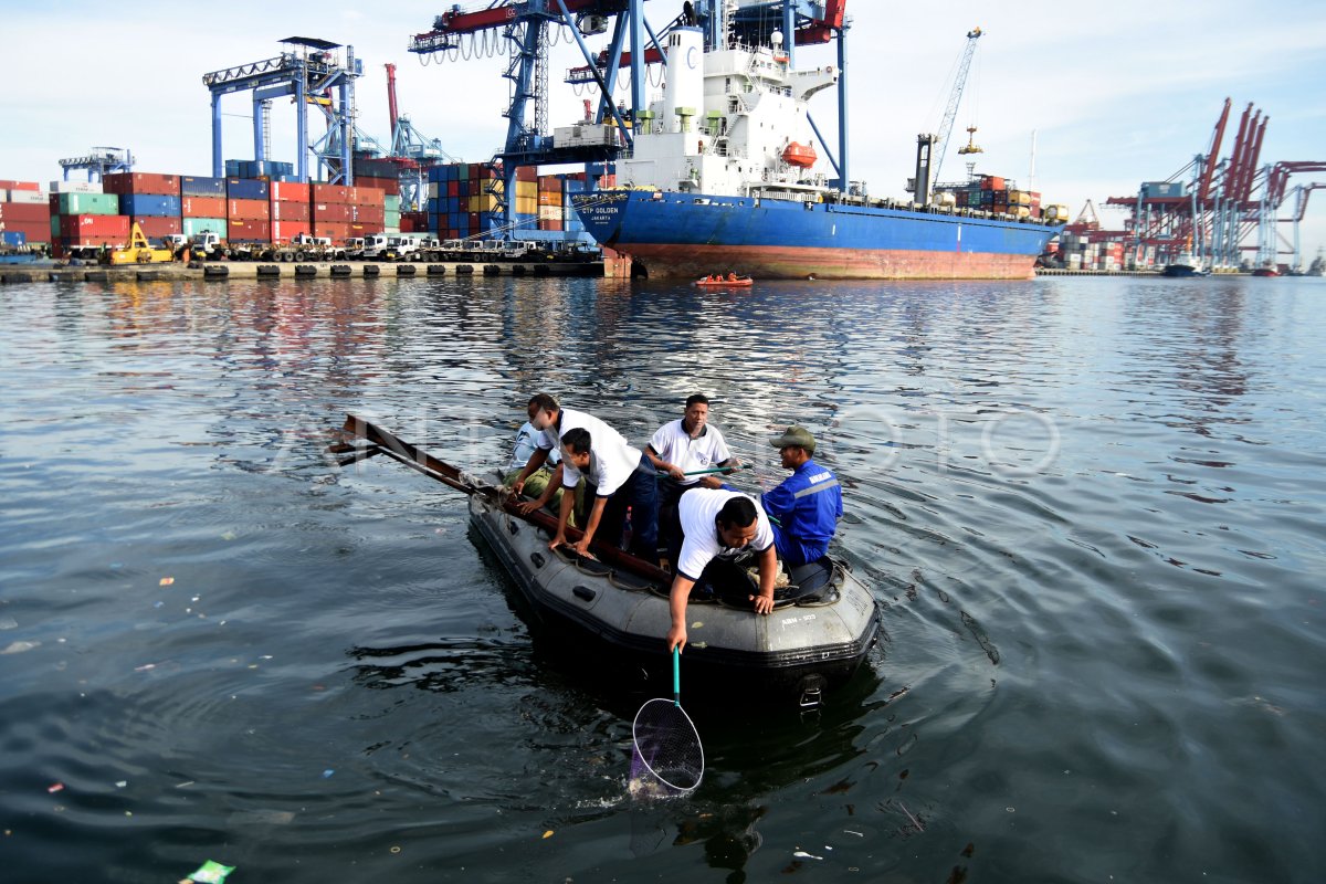 BERSIHKAN SAMPAH LAUT DI TANJUNG PRIOK | ANTARA Foto