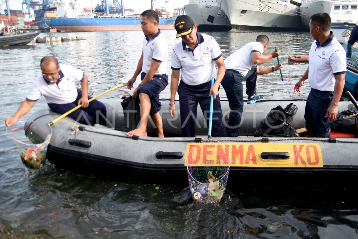 BERSIHKAN SAMPAH LAUT DI TANJUNG PRIOK | ANTARA Foto