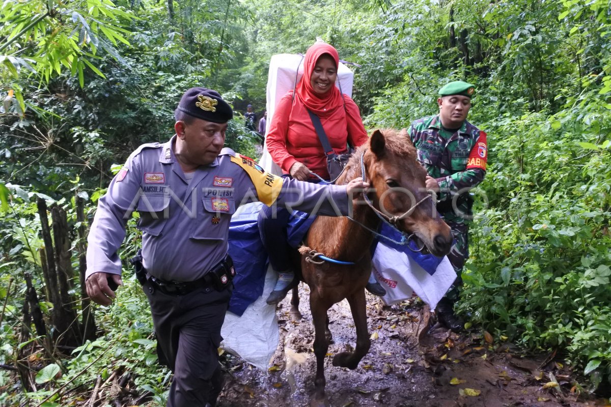 DISTRIBUSI LOGISTIK PEMILU MENGGUNAKAN KUDA | ANTARA Foto DISTRIBUSI LOGISTIK PEMILU MENGGUNAKAN KUDA | ANTARA Foto
