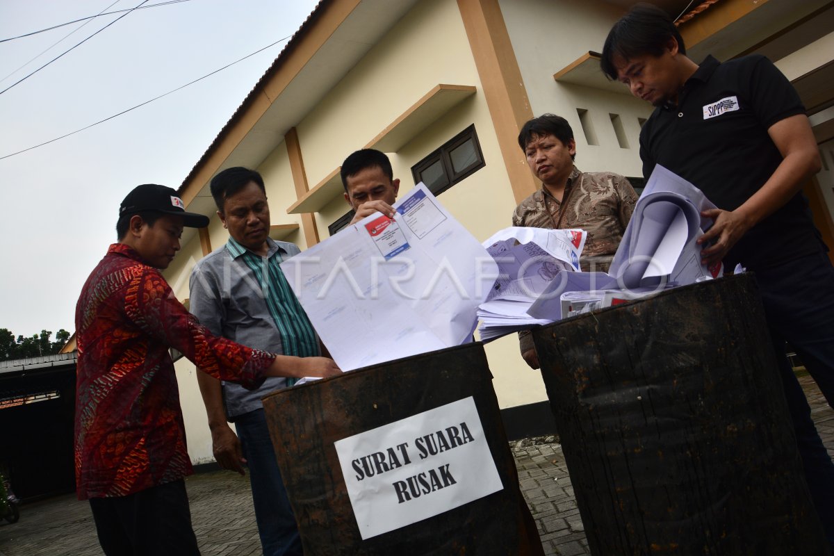 PEMUSNAHAN SURAT SUARA RUSAK JOMBANG | ANTARA Foto