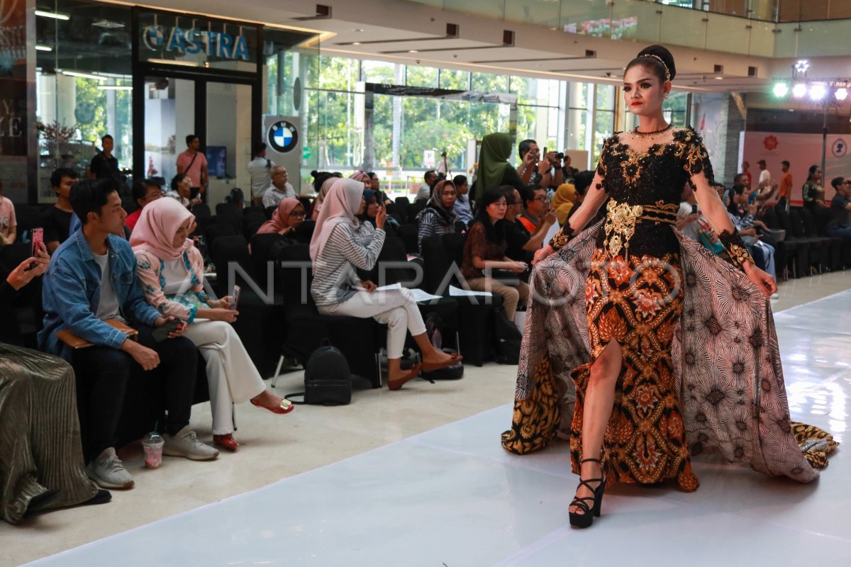 PARADE 101 KEBAYA PERINGATI HARI KARTINI | ANTARA Foto