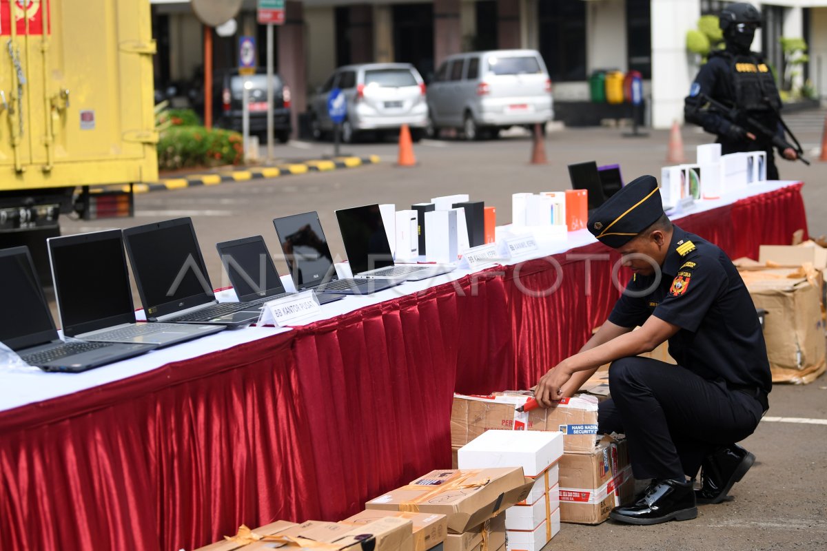 UNGKAP PENYELUNDUPAN BARANG ELEKTRONIK | ANTARA Foto