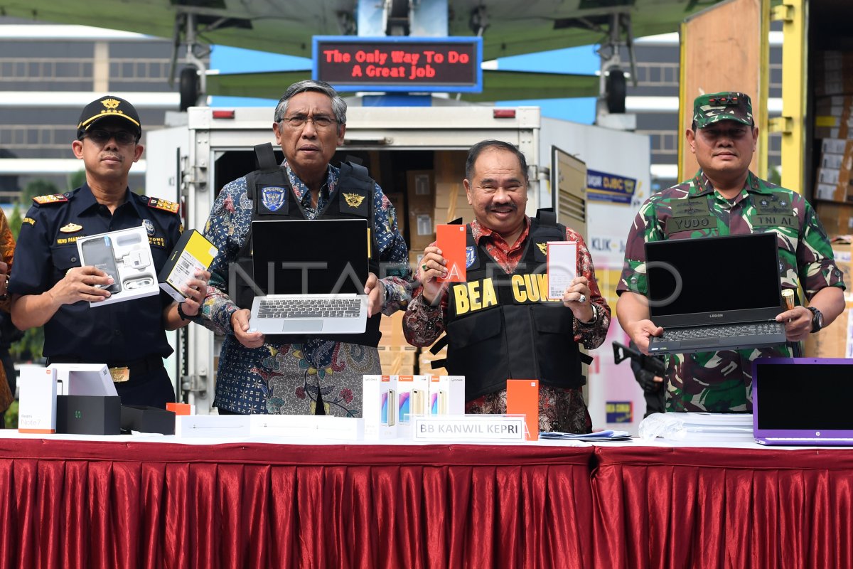 UNGKAP PENYELUNDUPAN BARANG ELEKTRONIK | ANTARA Foto