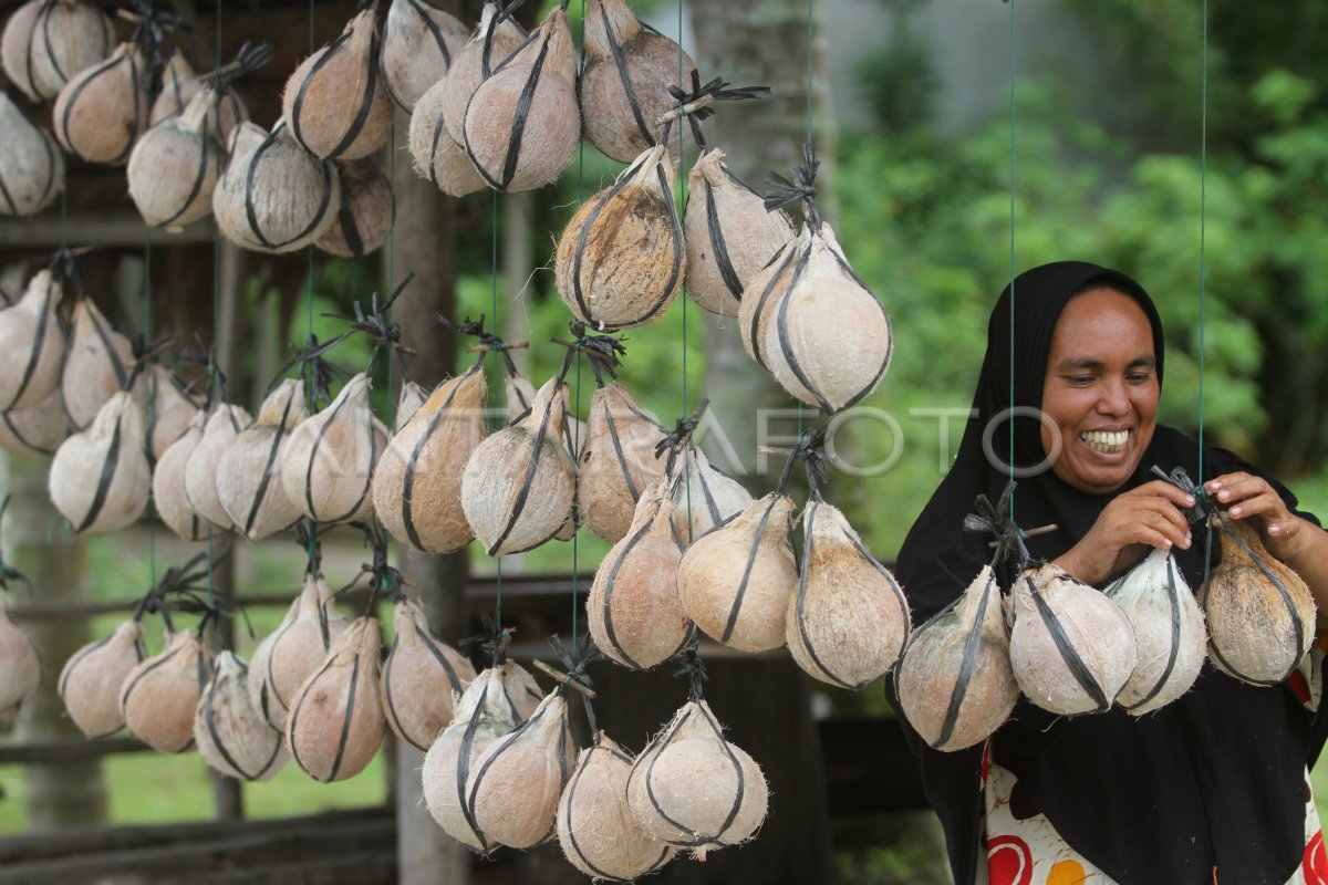 KELAPA BAKAR KHAS RAMADHAN | ANTARA Foto KELAPA BAKAR KHAS RAMADHAN | ANTARA Foto