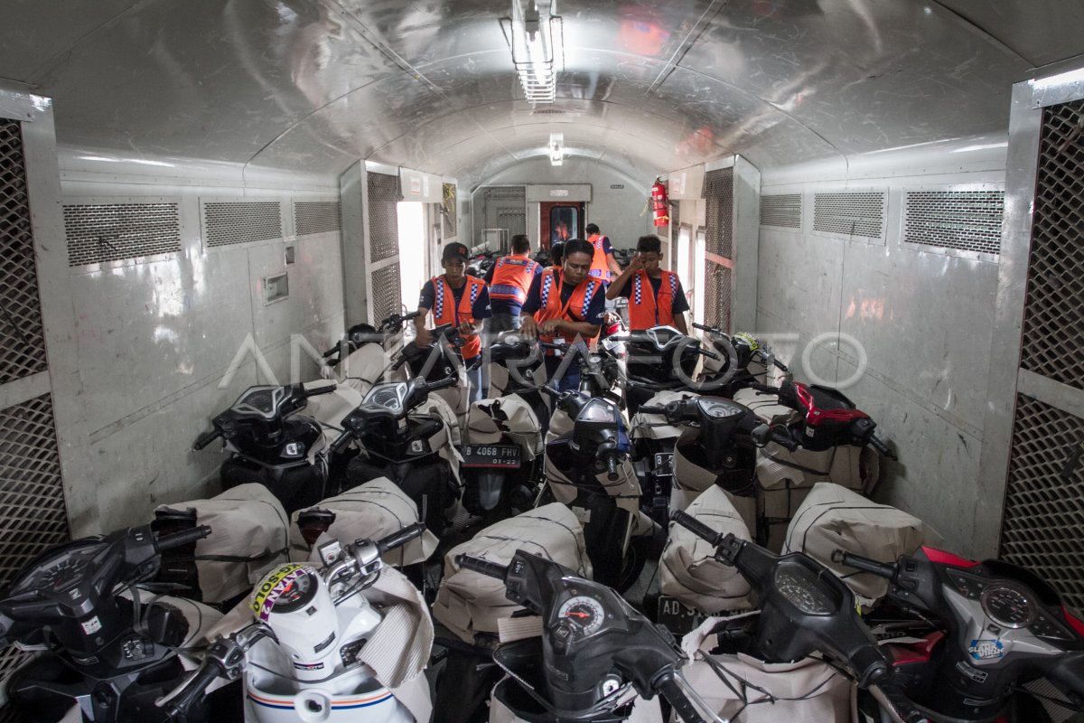 MUDIK MOTOR GRATIS KERETA API | ANTARA Foto