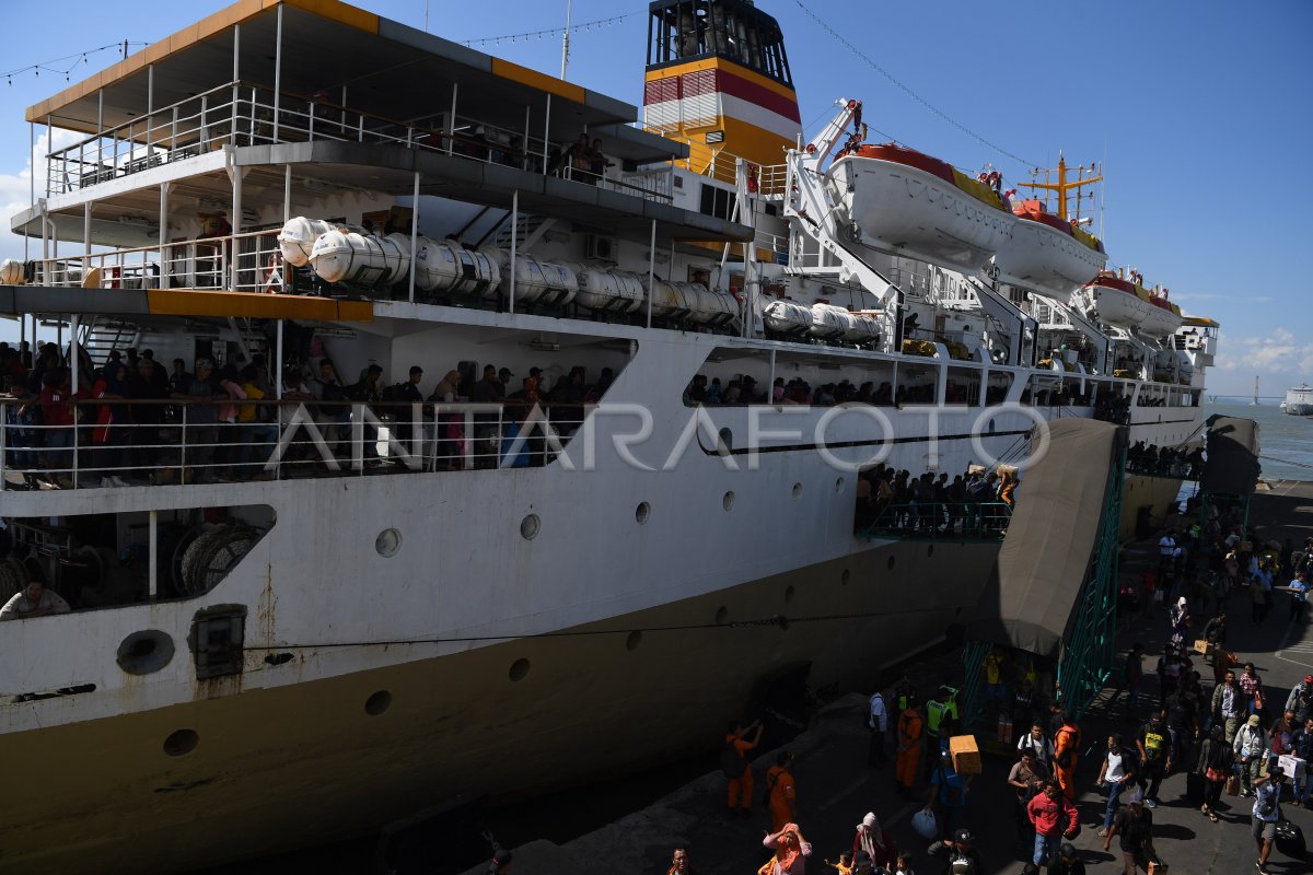 ARUS MUDIK DI PELABUHAN TANJUNG PERAK | ANTARA Foto