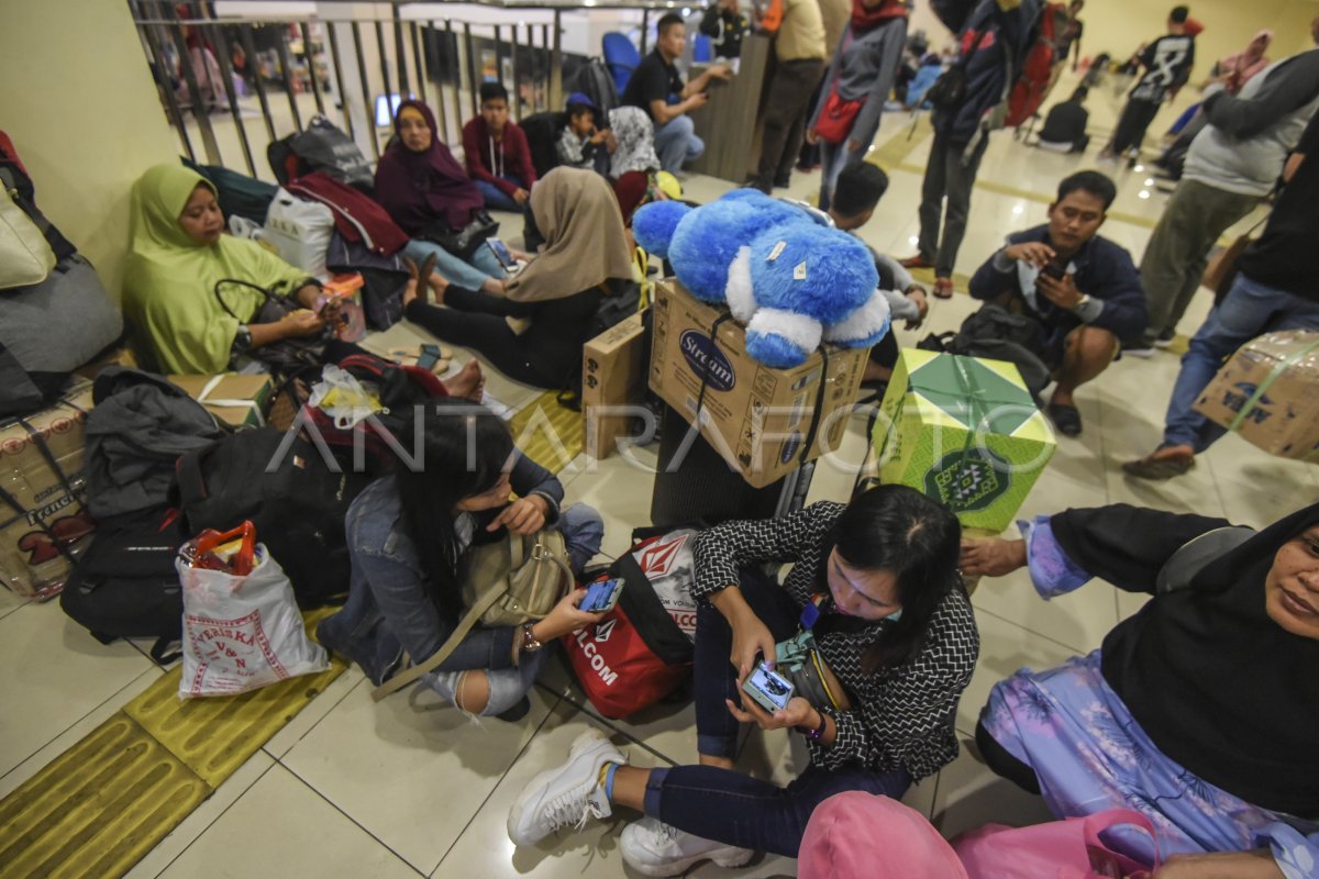 ARUS MUDIK DI TERMINAL PULO GEBANG | ANTARA Foto ARUS MUDIK DI TERMINAL PULO GEBANG | ANTARA Foto