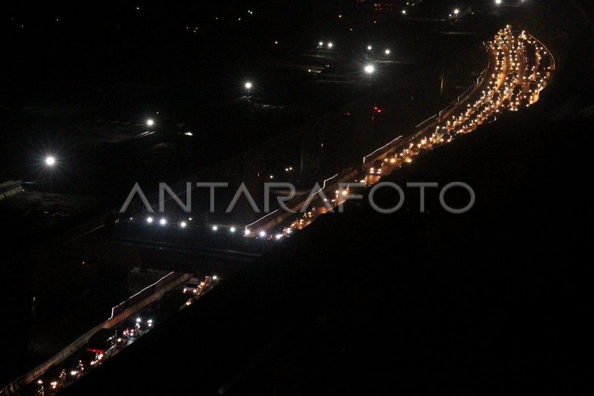 ARUS MUDIK TOL JAKARTA-CIKAMPEK | ANTARA Foto ARUS MUDIK TOL JAKARTA-CIKAMPEK | ANTARA Foto