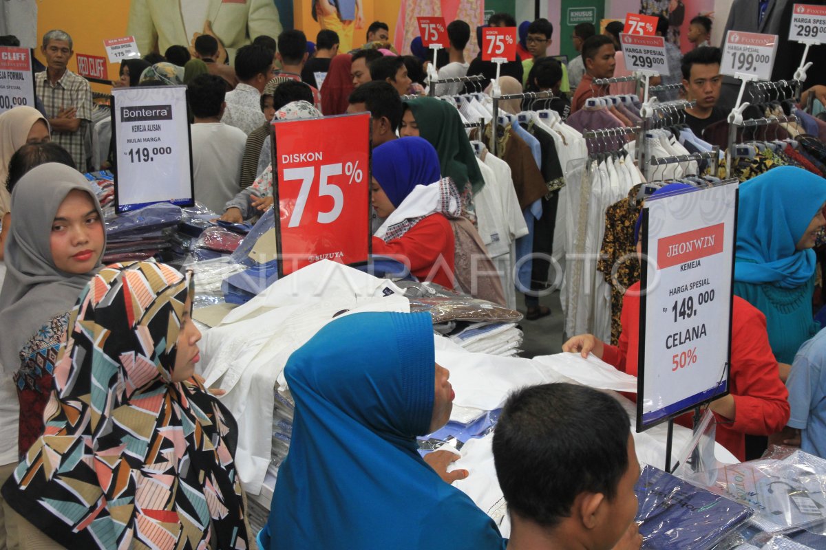PUSAT PERBELANJAAN DISERBU PENGUNJUNG | ANTARA Foto PUSAT PERBELANJAAN DISERBU PENGUNJUNG | ANTARA Foto