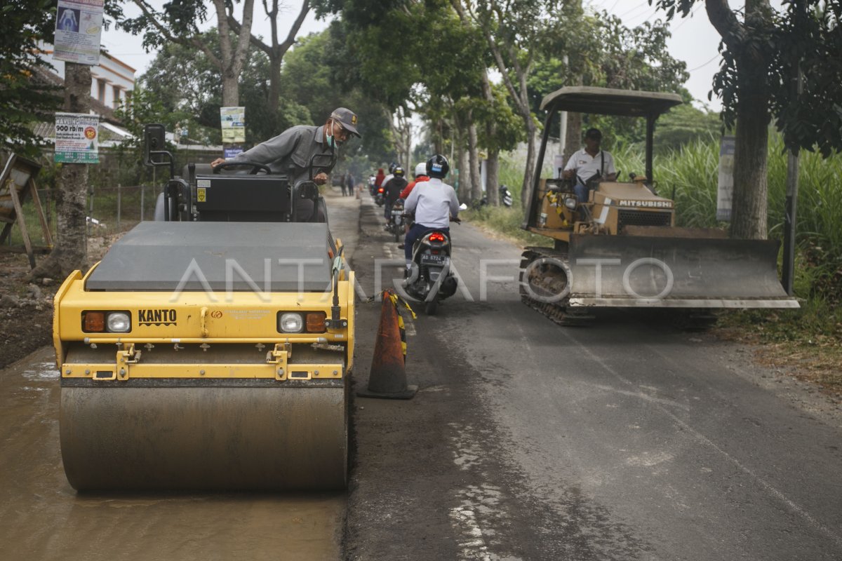PERBAIKAN JALUR EVAKUASI MERAPI | ANTARA Foto PERBAIKAN JALUR EVAKUASI MERAPI | ANTARA Foto