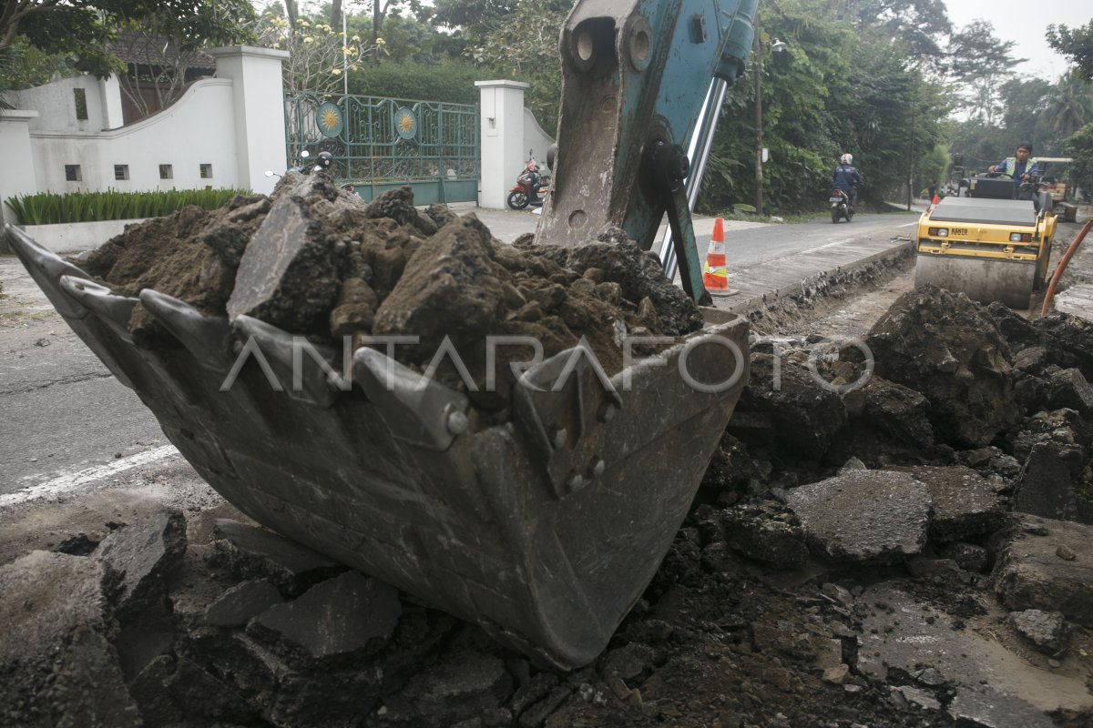 PERBAIKAN JALUR EVAKUASI MERAPI | ANTARA Foto PERBAIKAN JALUR EVAKUASI MERAPI | ANTARA Foto
