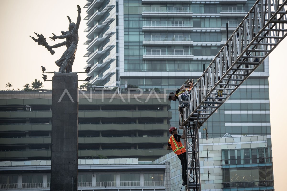 PEMBUATAN PANGGUNG HUT DKI JAKARTA | ANTARA Foto PEMBUATAN PANGGUNG HUT DKI JAKARTA | ANTARA Foto