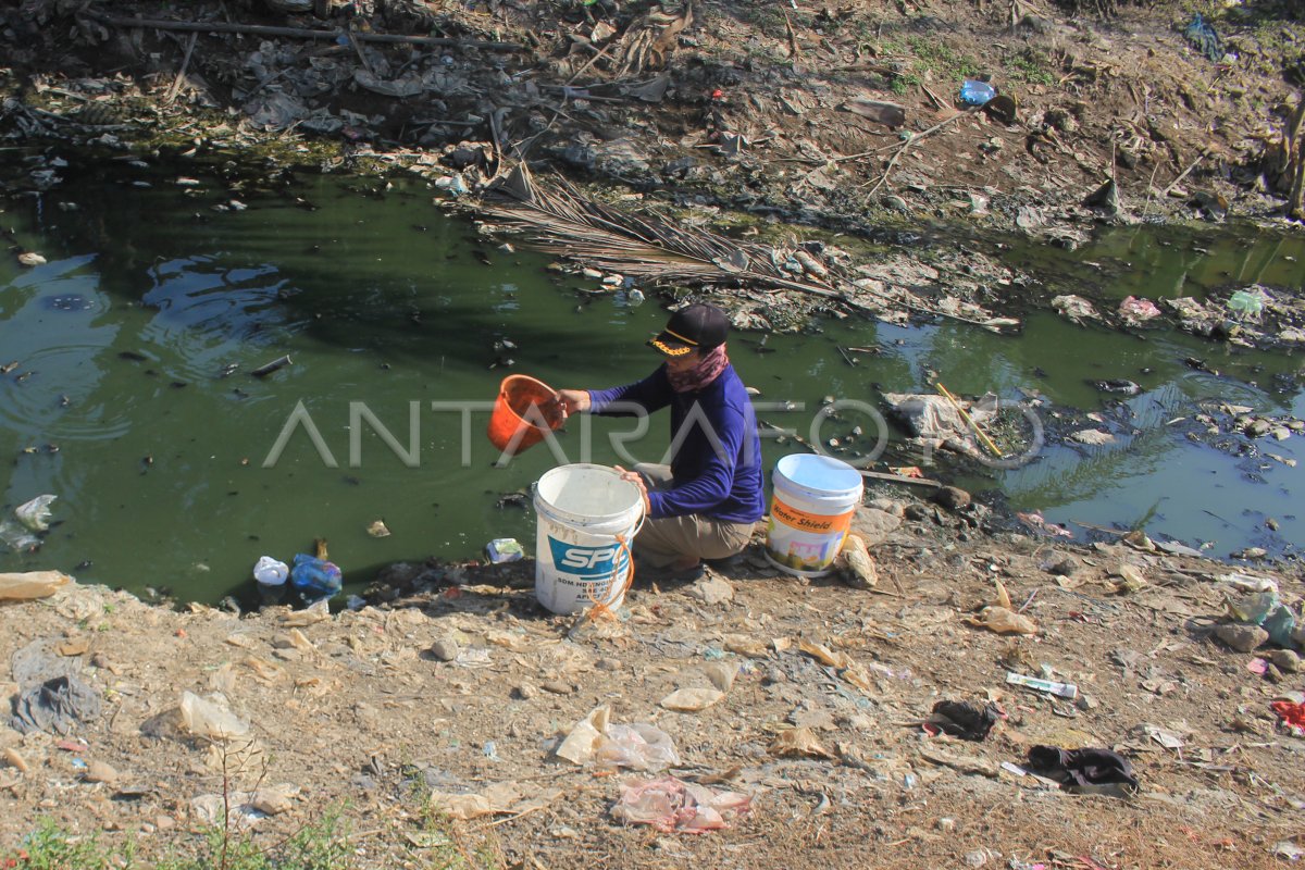 KESULITAN AIR BERSIH | ANTARA Foto