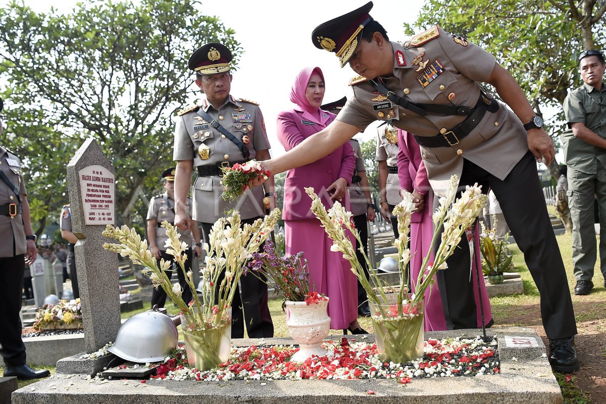POLRI GELAR UPACARA ZIARAH MAKAM PAHLAWAN | ANTARA Foto