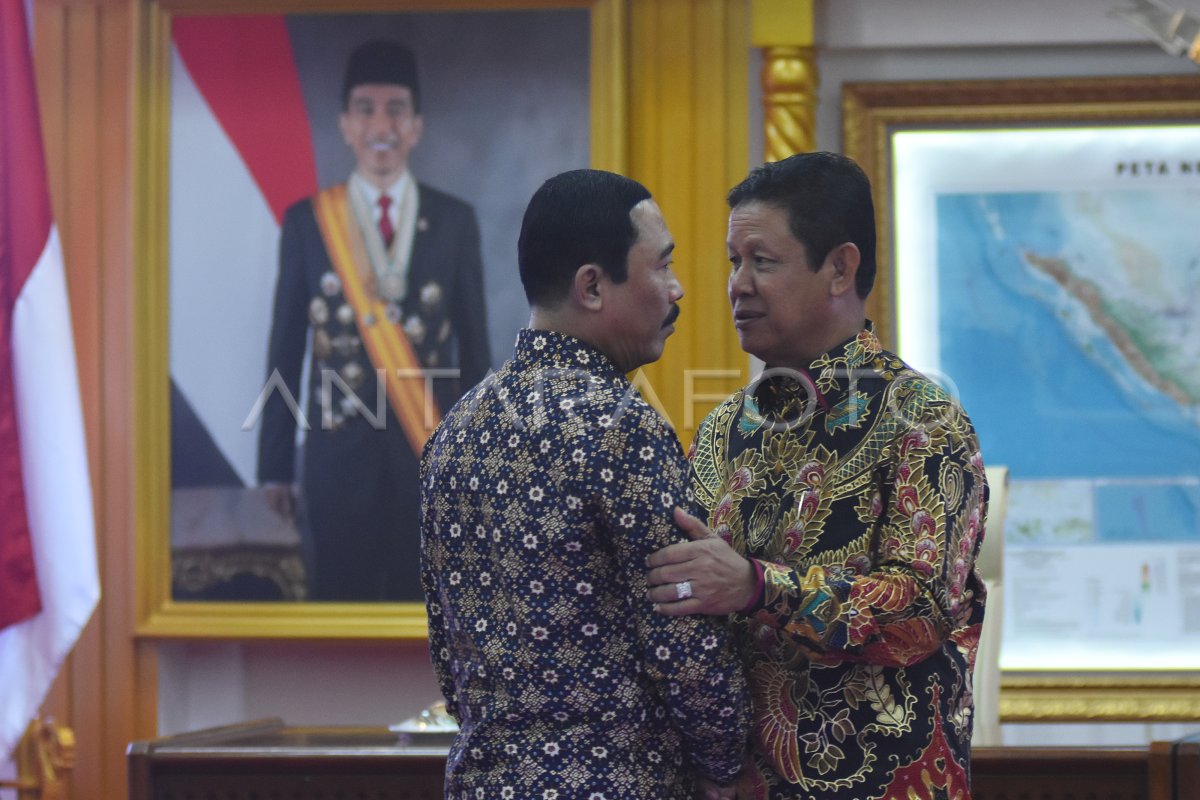 PENYERAHAN SK PLT GUBERNUR KEPRI | ANTARA Foto PENYERAHAN SK PLT GUBERNUR KEPRI | ANTARA Foto