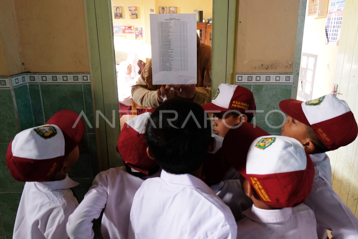 HARI PERTAMA MASUK SEKOLAH | ANTARA Foto
