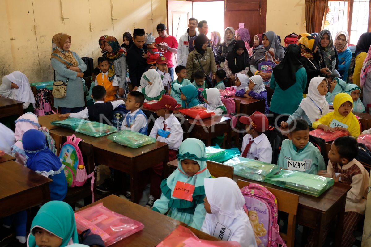 HARI PERTAMA MASUK SEKOLAH | ANTARA Foto HARI PERTAMA MASUK SEKOLAH | ANTARA Foto