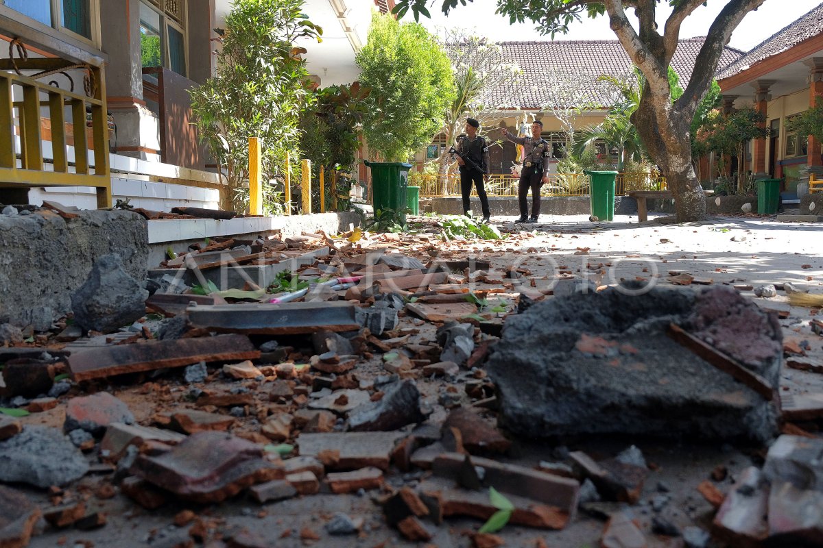 SEKOLAH RUSAK AKIBAT GEMPA BALI | ANTARA Foto
