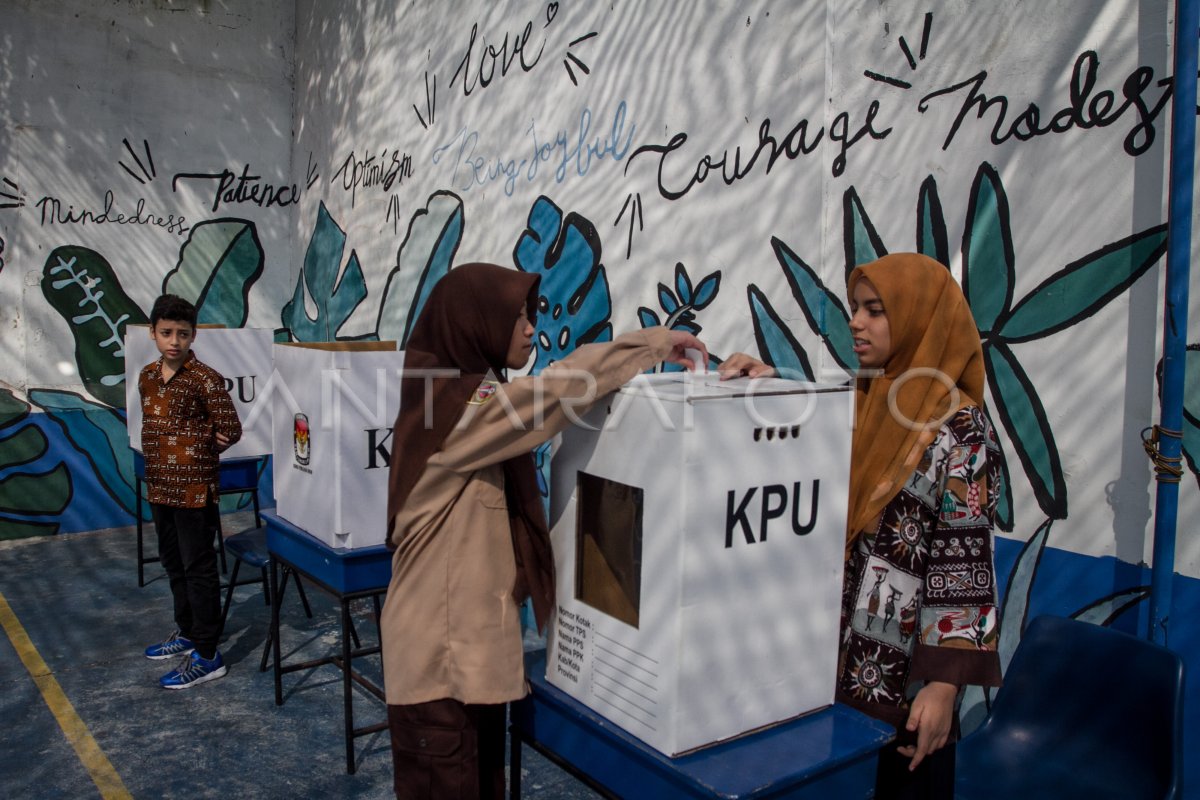 BELAJAR DEMOKRASI PEMILU DI SEKOLAH | ANTARA Foto