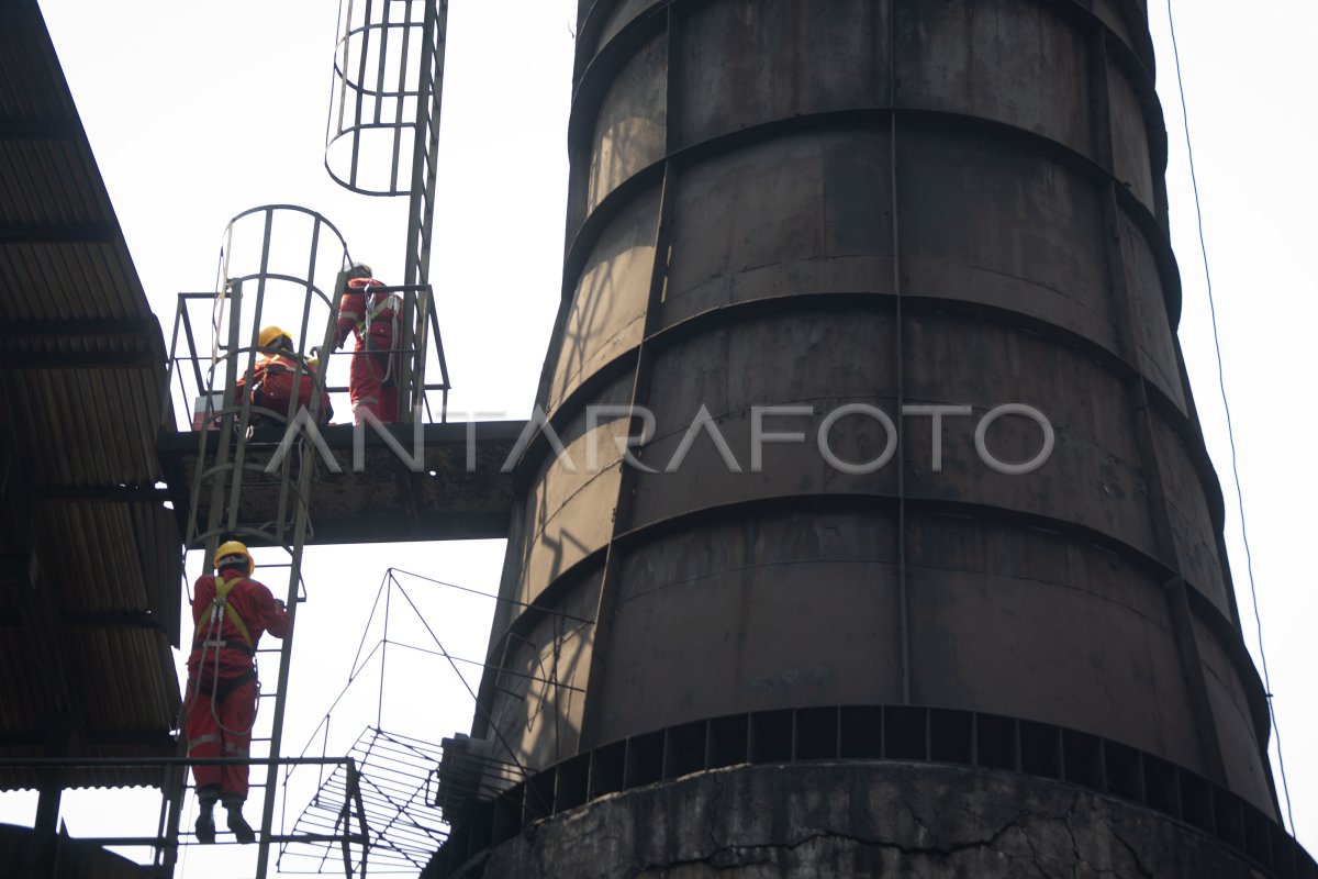 PENINDAKAN PABRIK PENYEBAB POLUSI UDARA | ANTARA Foto PENINDAKAN PABRIK PENYEBAB POLUSI UDARA | ANTARA Foto