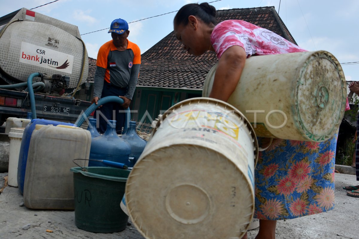 DROPING AIR BERSIH DI JOMBANG | ANTARA Foto DROPING AIR BERSIH DI JOMBANG | ANTARA Foto