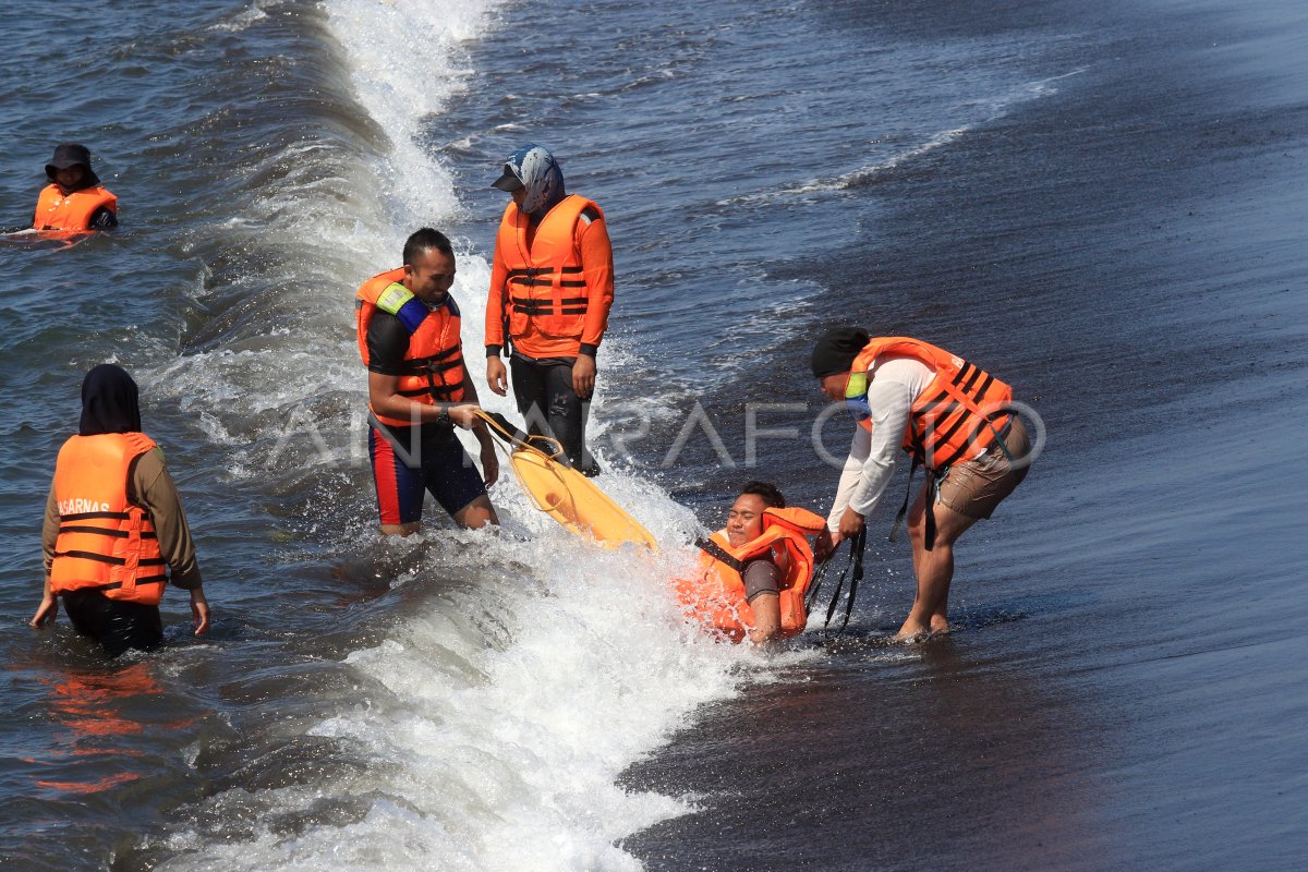 PELATIHAN PENANGANAN BENCANA DI KETINGGIAN DAN PERAIRAN | ANTARA Foto
