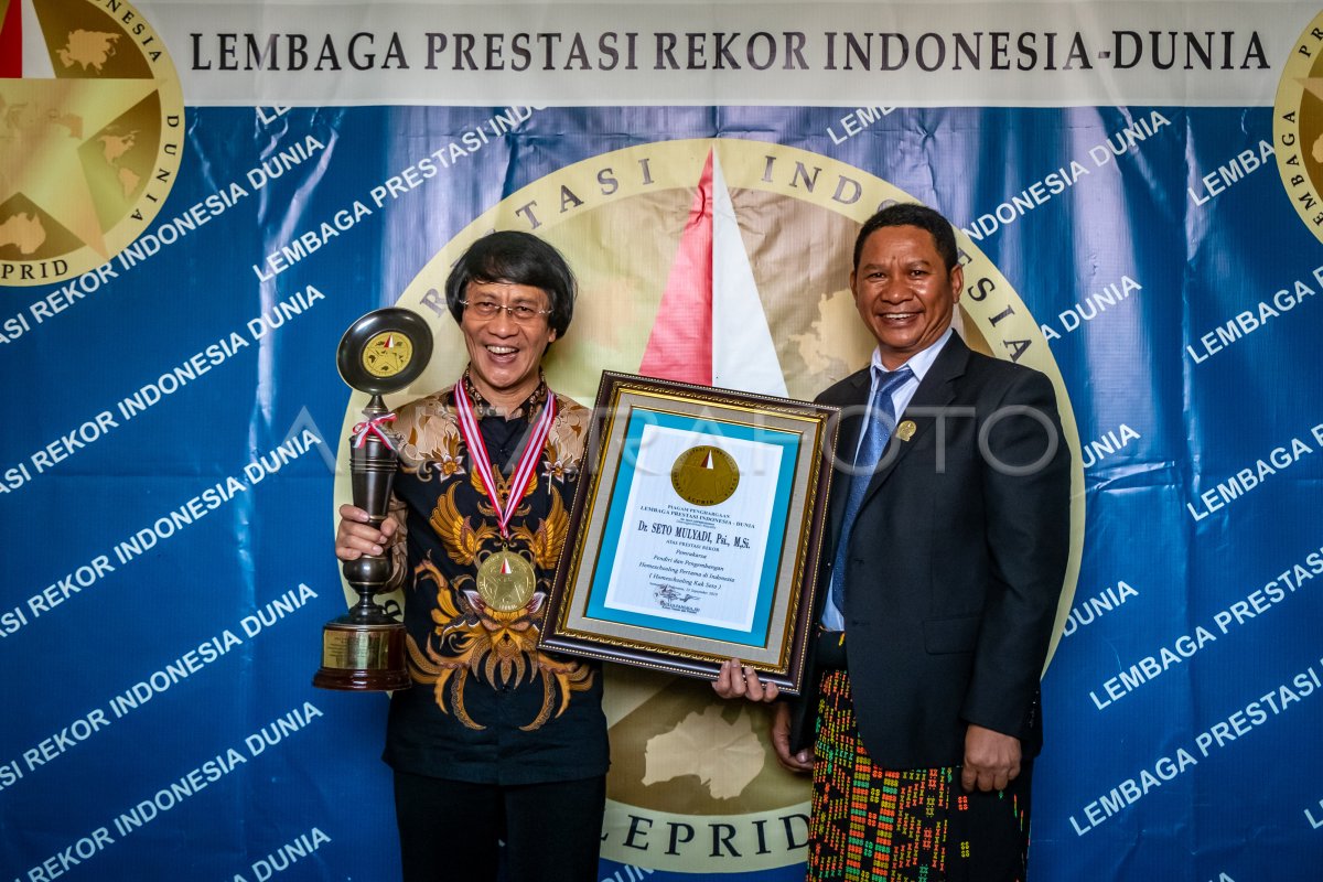 KAK SETO TERIMA PENGHARGAAN LEPRID | ANTARA Foto